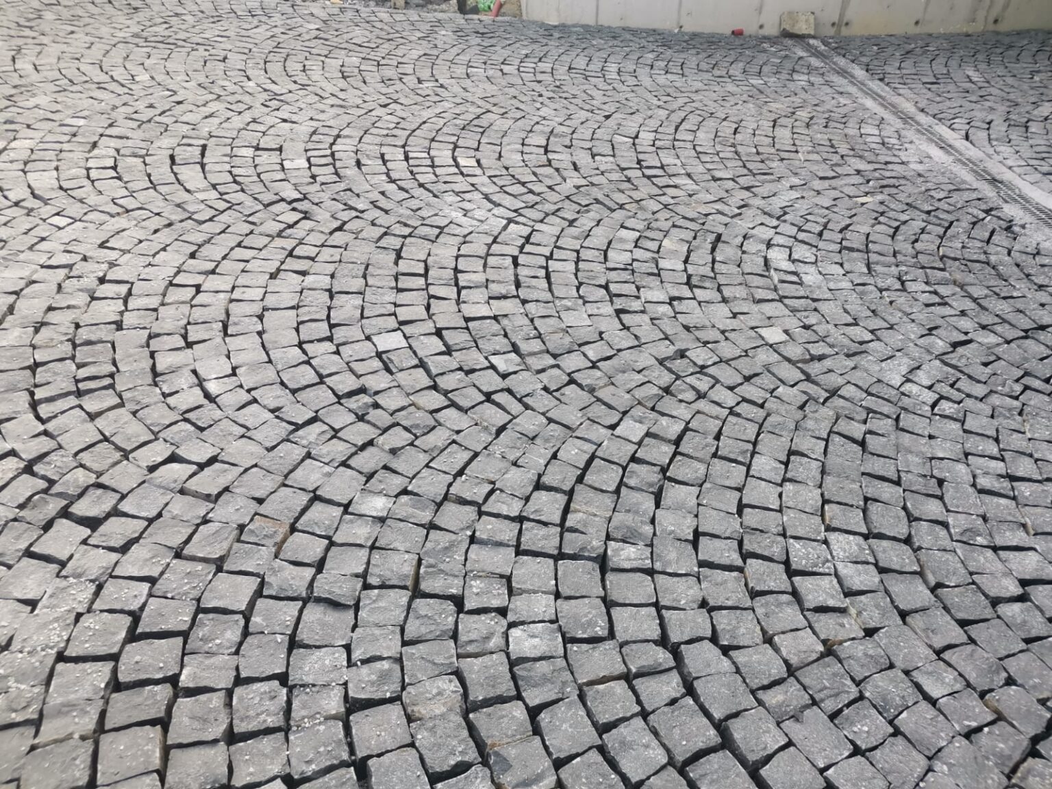 Hasított bazalt kockakő, szegélykő és térkő – kedvező árak, tartós ...